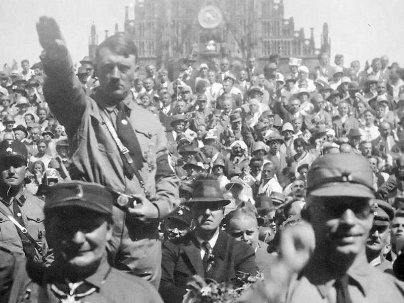 Adolf Hitler dan Jejak Hukum Pidana yang Berlaku Surut