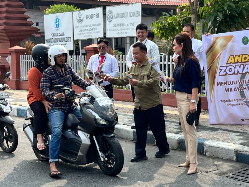 Bagikan Bunga ke Warga, PN Mojokerto Kampanye Tolak Suap-Gratifikasi
